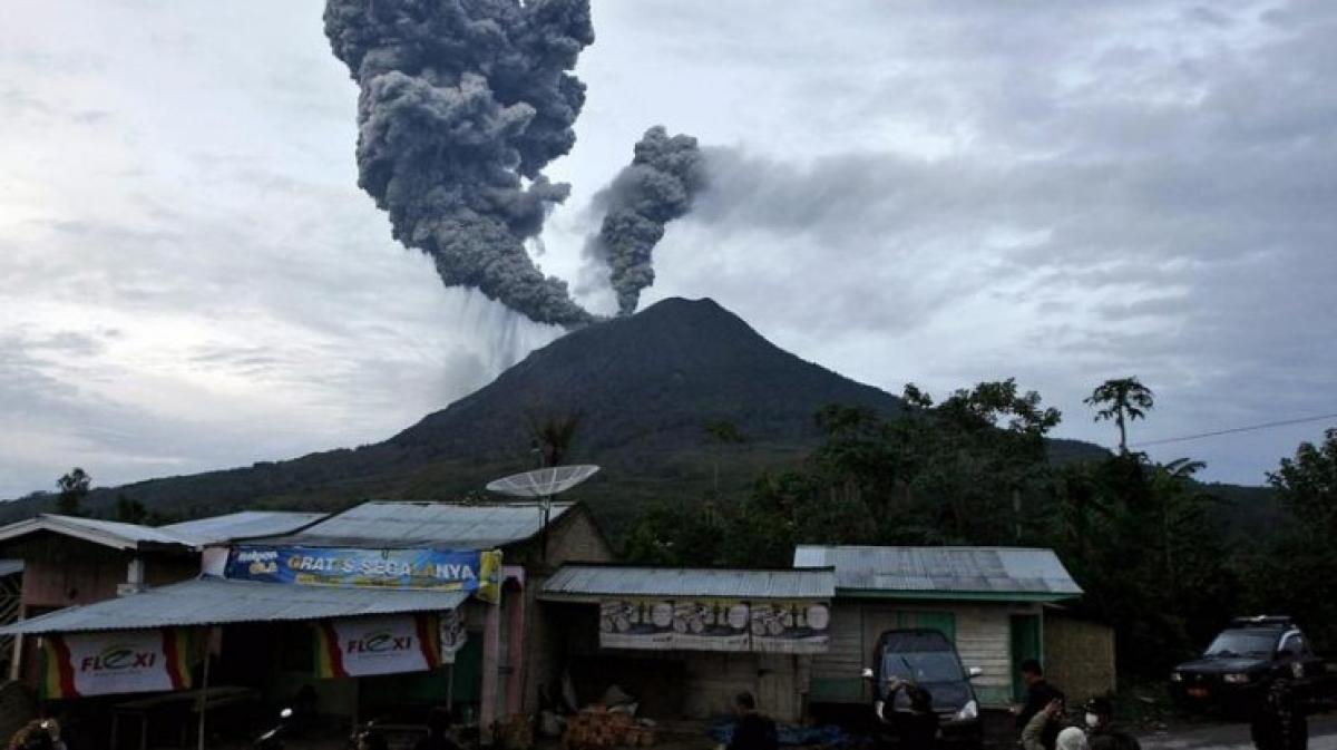 Vulkan Sinabung auf Sumatra bricht erneut | NOZ