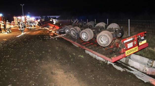 Lkw überschlägt sich bei Unfall auf der A7 bei Bad Bramstedt