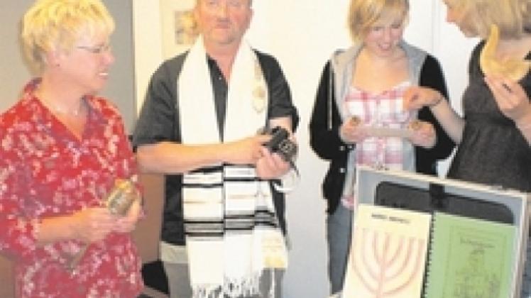 Jüdische Tora neben buddhistischer