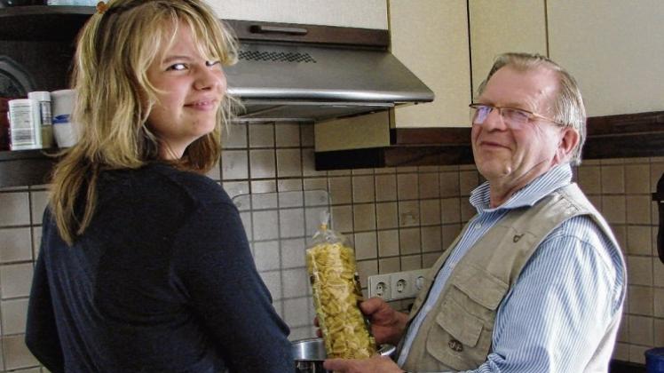 Wenn der Opa mit der Enkelin Nudeln