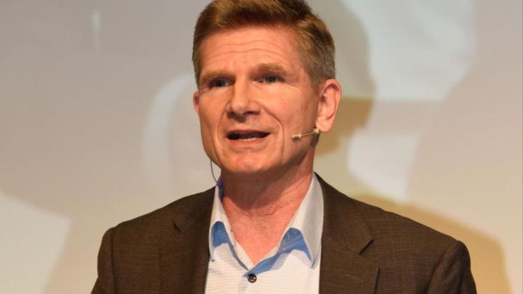 Gesundheitsminister Heiner Garg in Pinneberg, Kursus beim VfL