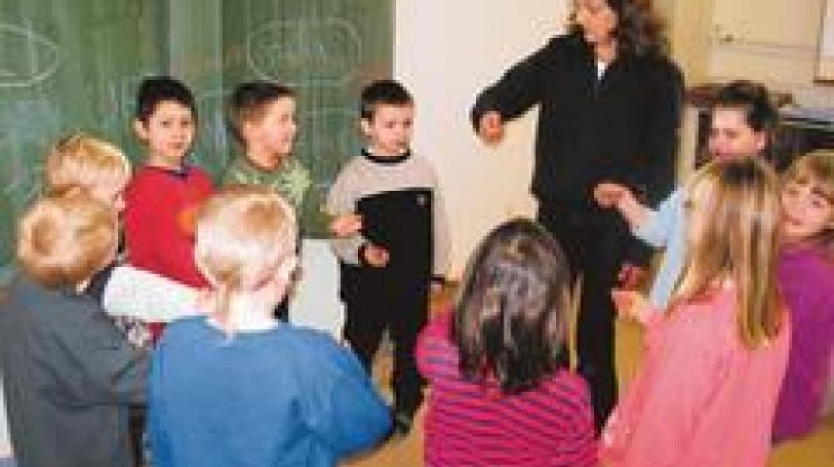 Schon wie richtige i-Männchen die Schulbank