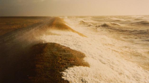 Natur: Küstenschutz von Menschenhand – Deiche auf Sylt.