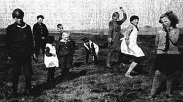 Osterbräuche auf Sylt: Tradition - Eier werfen am Keitumer Kliff.