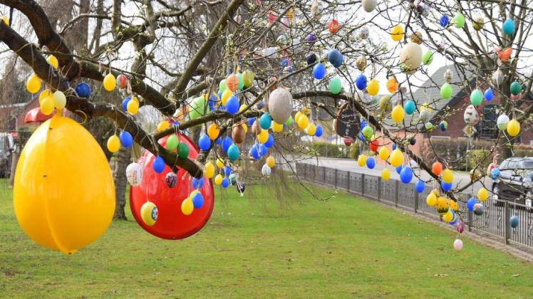 Andacht am Osterbaum von Marion Reimers in Wacken an Ostermontag | SHZ