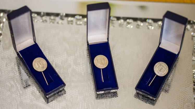 Wedel: Ehrennadel für Monika Dohmen, Doris Glass und Dirk Schnoor