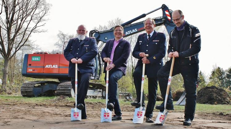 Spatenstich: Quickborn-Heide bekommt Fahrzeughalle der Feuerwehr