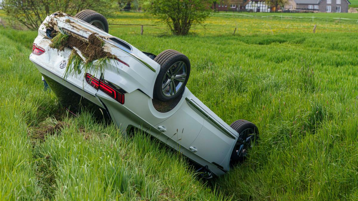 Auto überschlägt sich in Ostercappeln Insassen werden verletzt