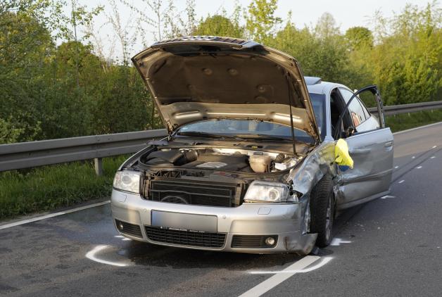 Auto fährt in abgesicherte Unfallstelle: Zwei Polizeiautos kaputt