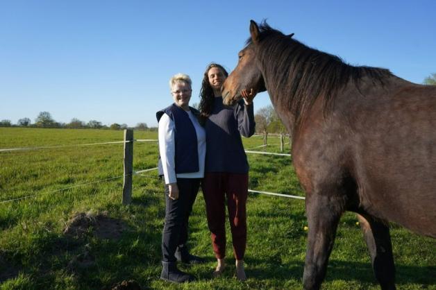 Ahrensburgerin Sarah Pruß wandert mit Pferd und Ziege durch