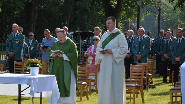 Der Emsländer Lukas Mey empfängt die Priesterweihe in Osnabrück.