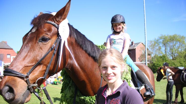 Beidenfleth: Mini-Ringreiterin Jette Müller holt Siegerschärpe