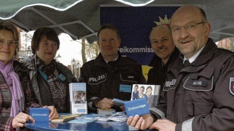 Polizei Papenburg und Opferhilfsorganisation Weißer Ring werben
