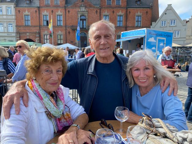 Gute Stimmung bei Eröffnung der Glückstädter Matjeswochen