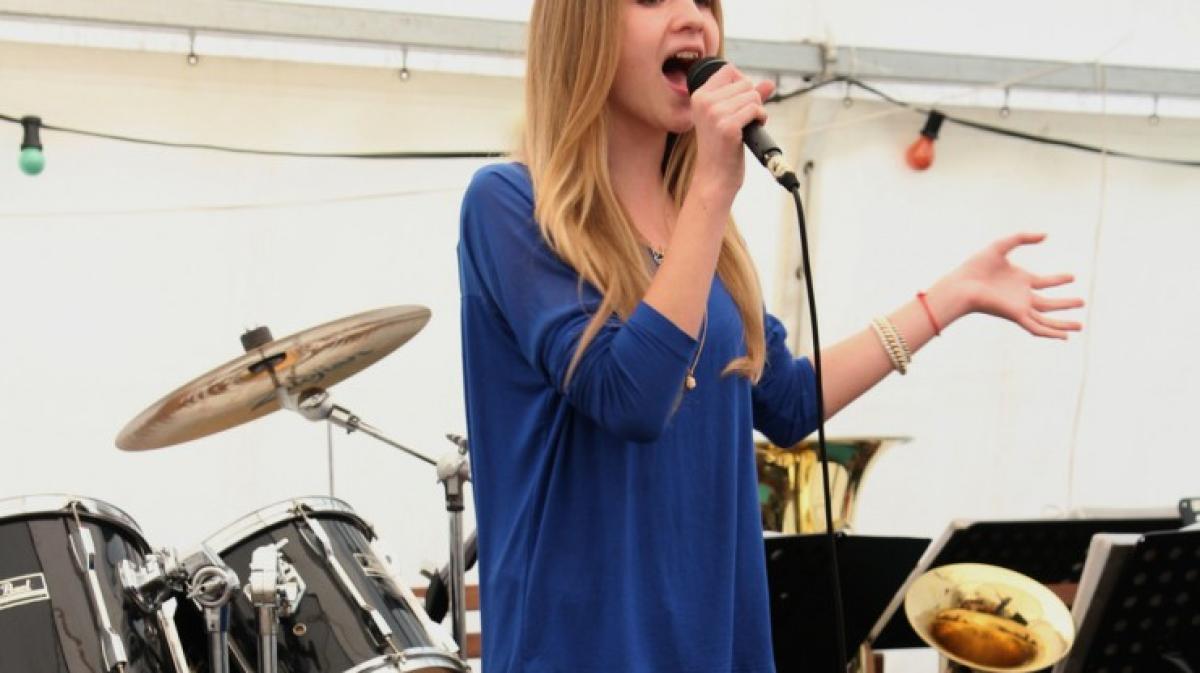 Pia singt und wirbt in Lotte für