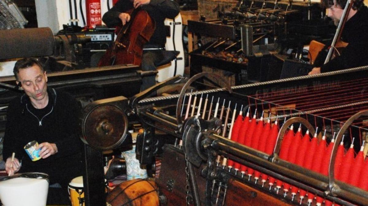 Maschinen und Musik im Rhythmus beim Konzert in