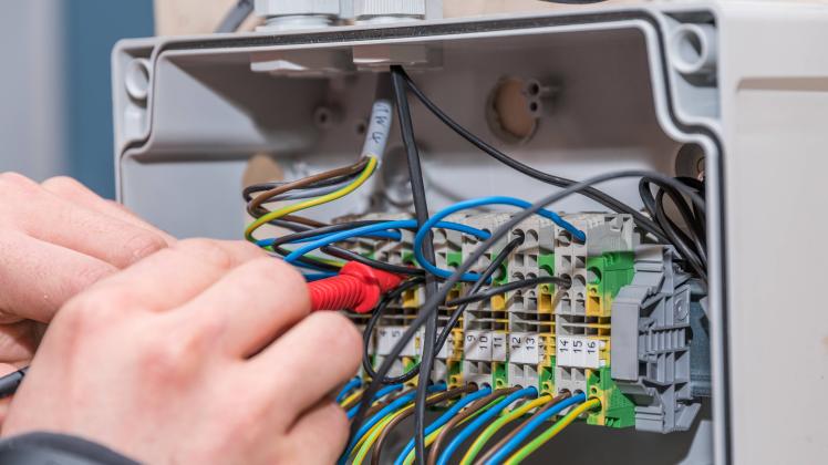 Autofahrerin rammte Stromverteilerkasten in Schönkirchen