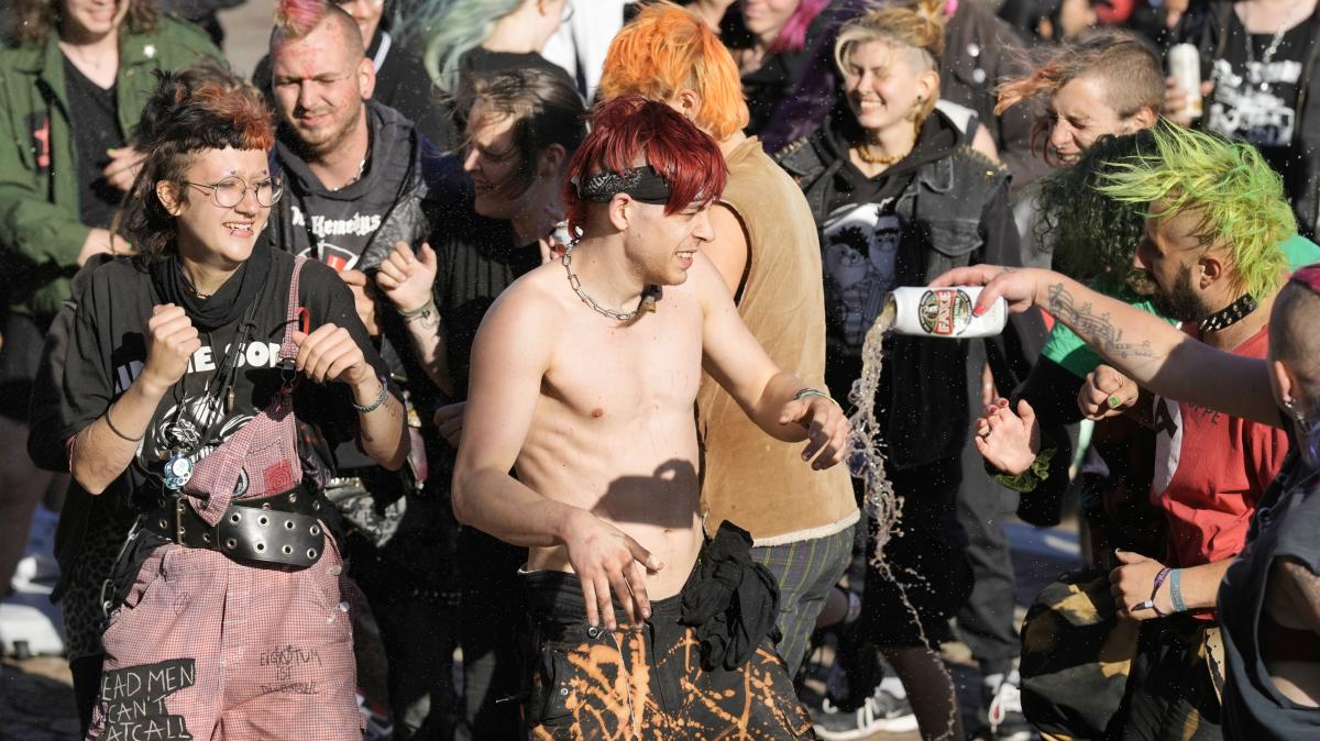 Live-Blog Sylt entern: Demo-Teilnehmer feiern bei Punk-Konzert