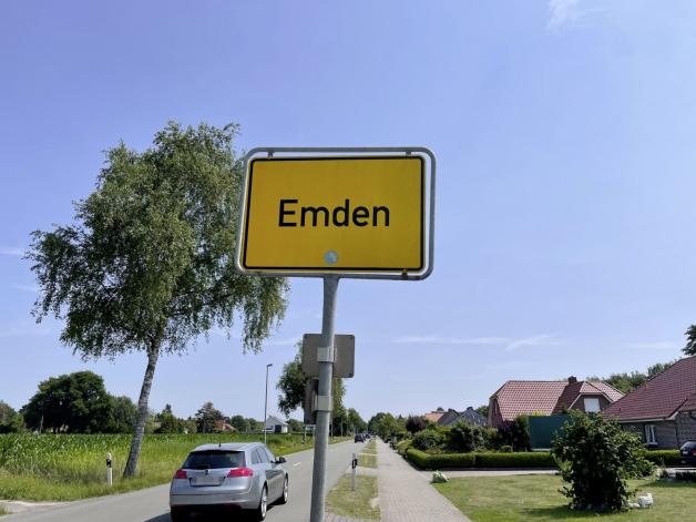 Emden“statt Veenhusen: Ortsschilder in Ostfriesland ausgetauscht