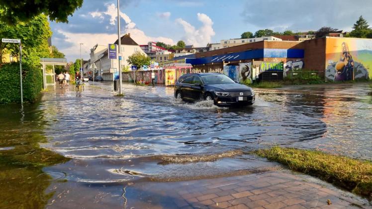 Starkregen setzt Straßen in Flensburg unter Wasser