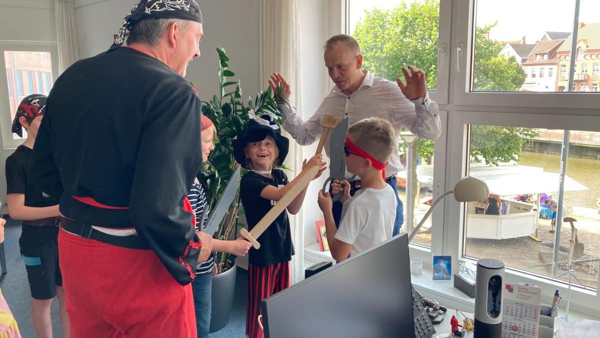Kleine Piraten im Rathaus: Bürgervorsteher Martin Kindl wurde entführt