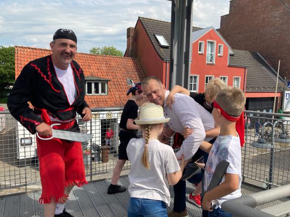 Kleine Piraten im Rathaus: Bürgervorsteher Martin Kindl wurde entführt