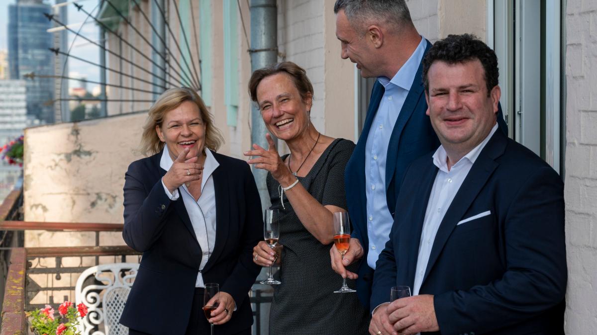 Faeser zu Sektglas-Szene in Kiew: „Das Foto bereue ich“