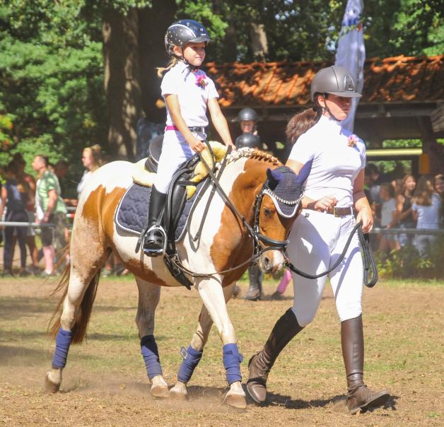 Lasse Hoberg landet beim Ueffelner Reitturnier einen Doppelsieg