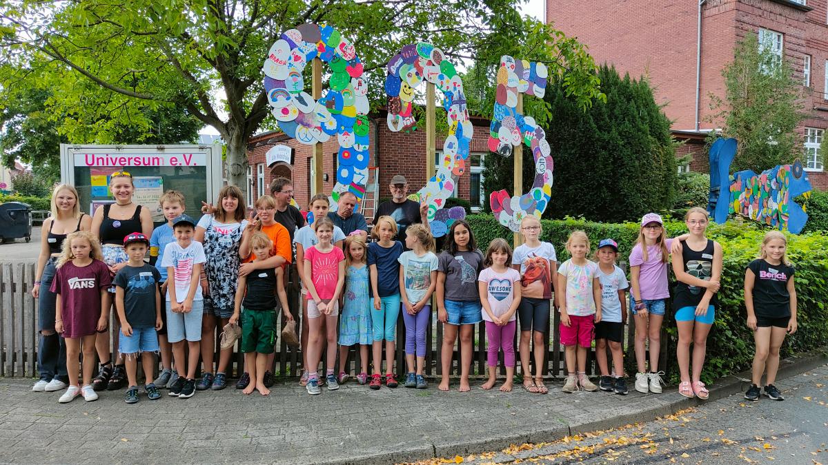 Kinder schaffen kreatives Kunstwerk zu 925 Jahre Bramsche