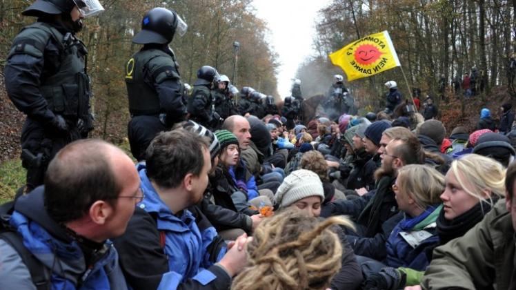 Proteste und Blockaden erschweren Castor-Transport nach Gorleben | SHZ