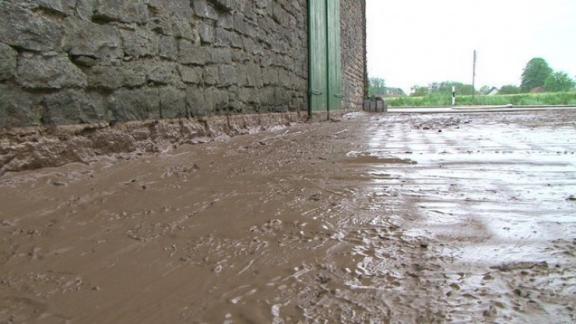 Starkregen spülte Erde und Schlamm auf Straßen | NOZ