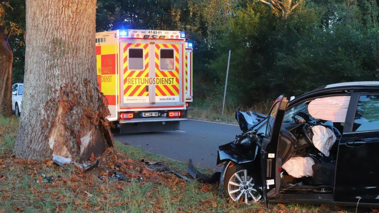 Unfall bei Hitzhusen: Autofahrerin prallt frontal gegen Baum
