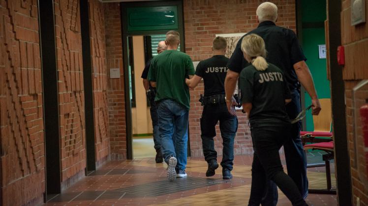 Prozess Plön: Drogenabhängiger kommt in Handschellen ins Gericht