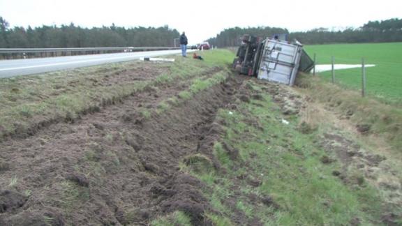 Lkw mit Burchglas auf der A31 bei Lingen umgekippt | NOZ