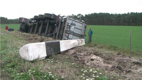 Lkw mit Burchglas auf der A31 bei Lingen umgekippt | NOZ