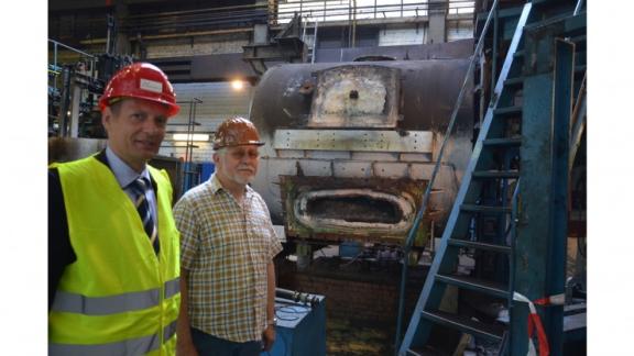 Millilmeterarbeit mit Tonnenlast: Ofenwechsel durchs Dach bei Nexans in ...