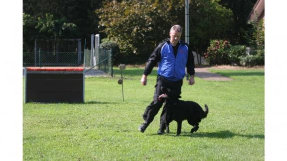 Ansgar Schepers trainiert mit seinem Schäferhund Ferris