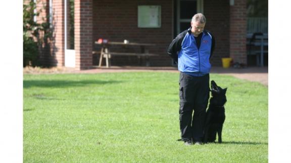 Ansgar Schepers trainiert mit seinem Schäferhund Ferris