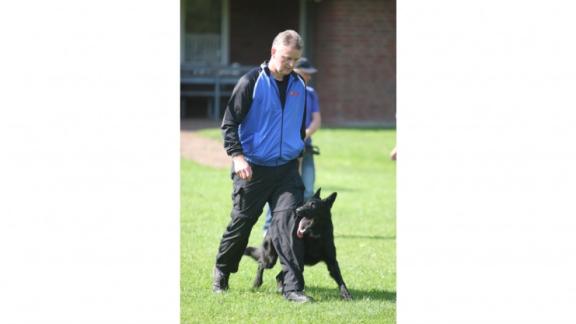 Ansgar Schepers trainiert mit seinem Schäferhund Ferris