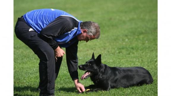 Ansgar Schepers trainiert mit seinem Schäferhund Ferris