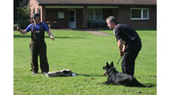 Ansgar Schepers trainiert mit seinem Schäferhund Ferris