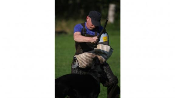 Ansgar Schepers trainiert mit seinem Schäferhund Ferris