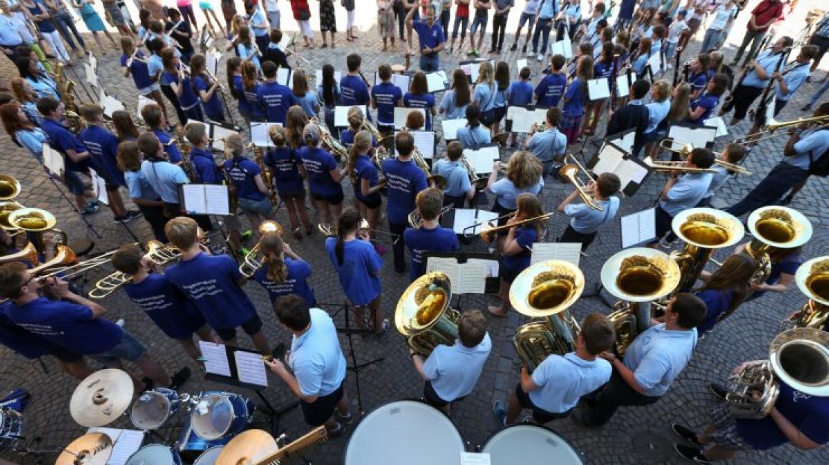 Orchester musizieren vor dem Osnabrück Rathaus | SHZ