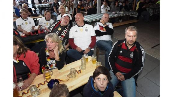 Public Viewing bei Menkens in Hoykenkamp