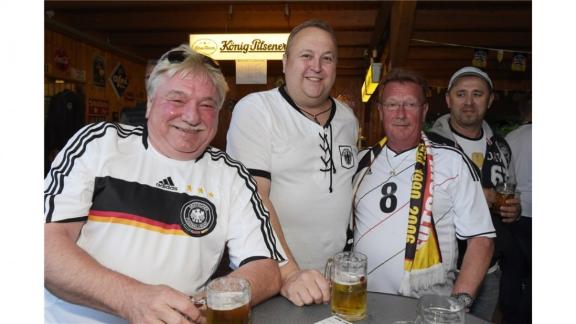 Public Viewing bei Menkens in Hoykenkamp