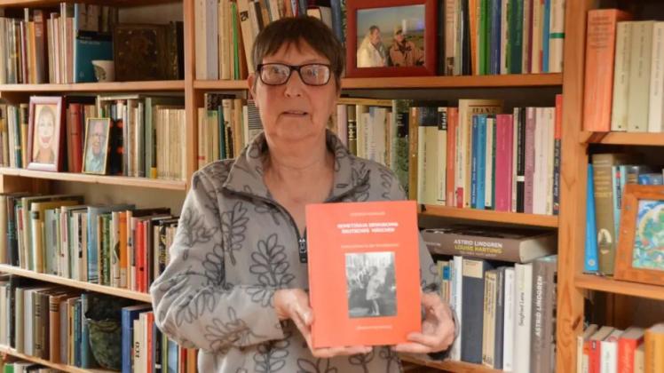 Heidrun Schaller liest aus Buch über Kindheit in Russland.