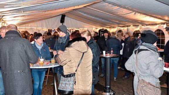 Viele Besucher beim Weihnachtsmarkt in Surwold | NOZ