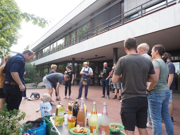 Chorknaben-Chef Jonathan Remstedt muss vor dem Rathaus fegen