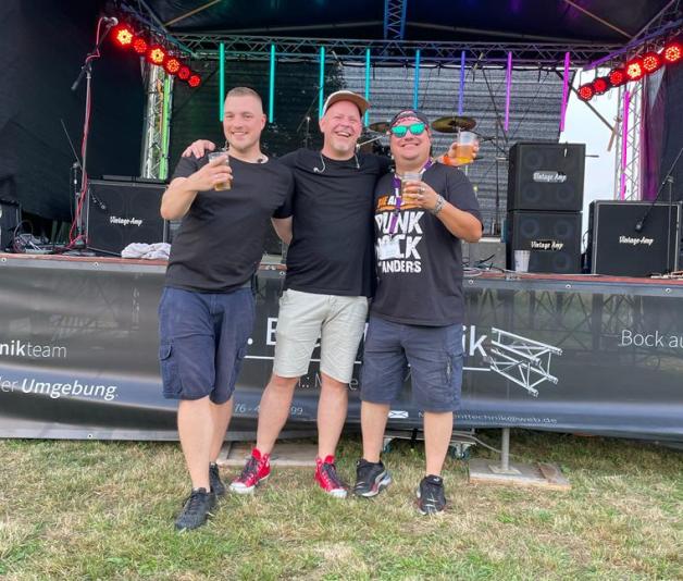 Mirco M und 4 Bands rocken im Freibad Lägerdorf für guten Zweck.