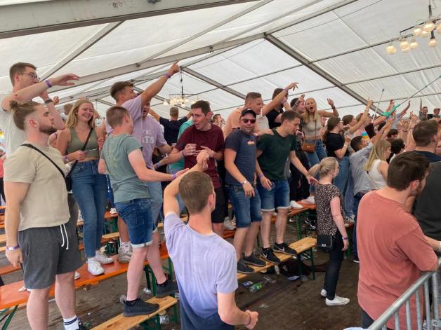 Schlagerparty in Lahn: Ikke Hüftgold feiert mit vielen Besuchern